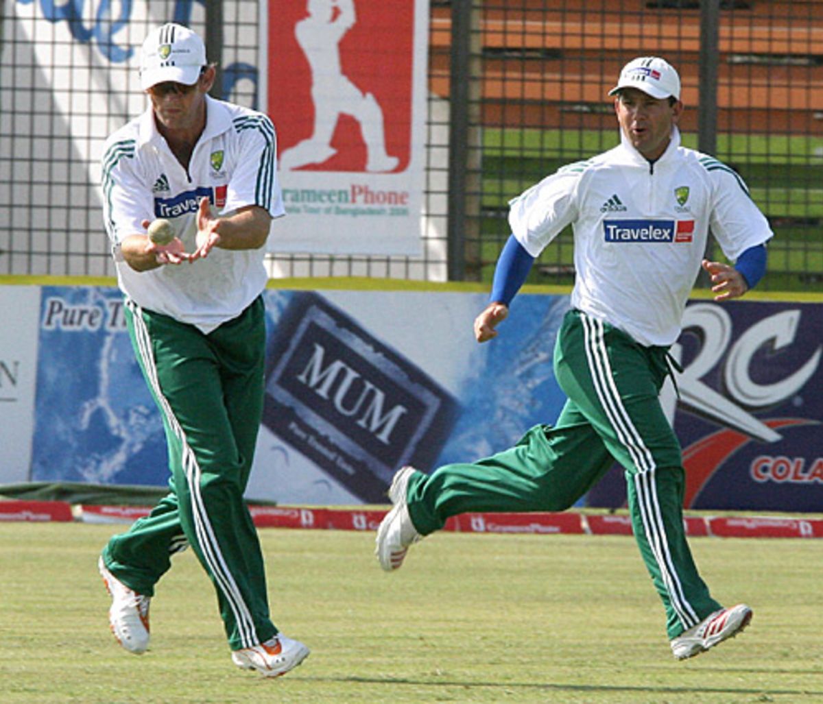 Adam Gilchrist takes a jogging catch | ESPNcricinfo.com