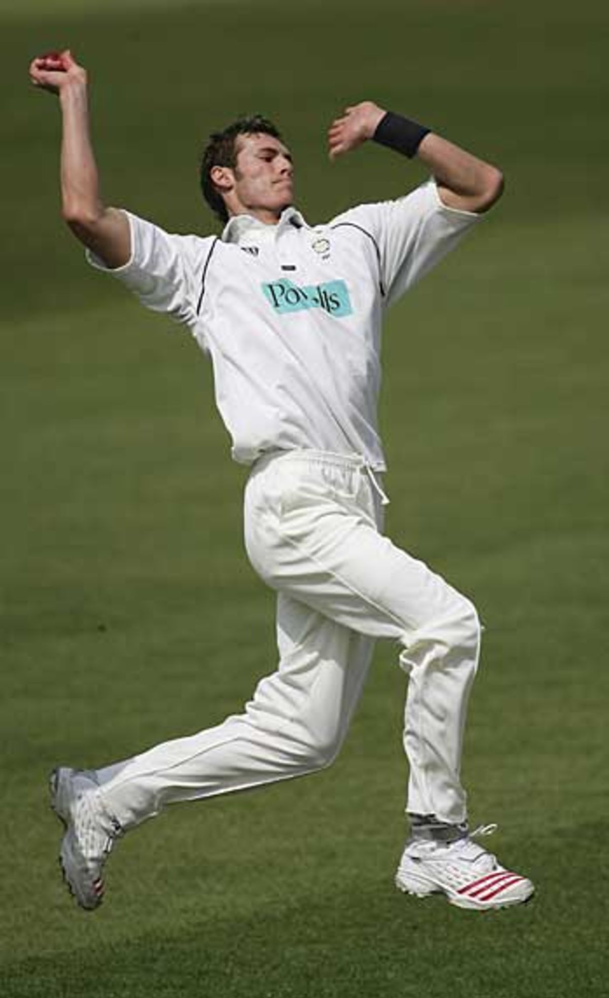 Nuwan Kulasekera roars up to the crease | ESPNcricinfo.com