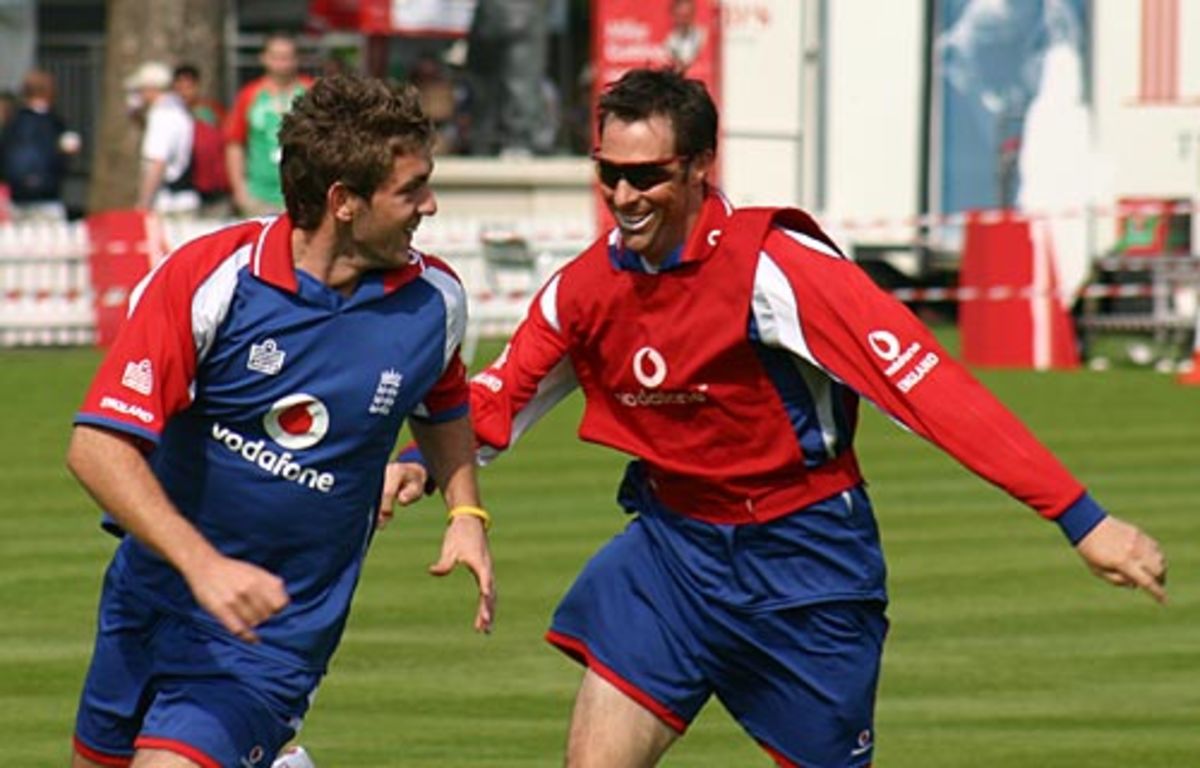 Liam Plunkett evades Marcus Trescothick | ESPNcricinfo.com