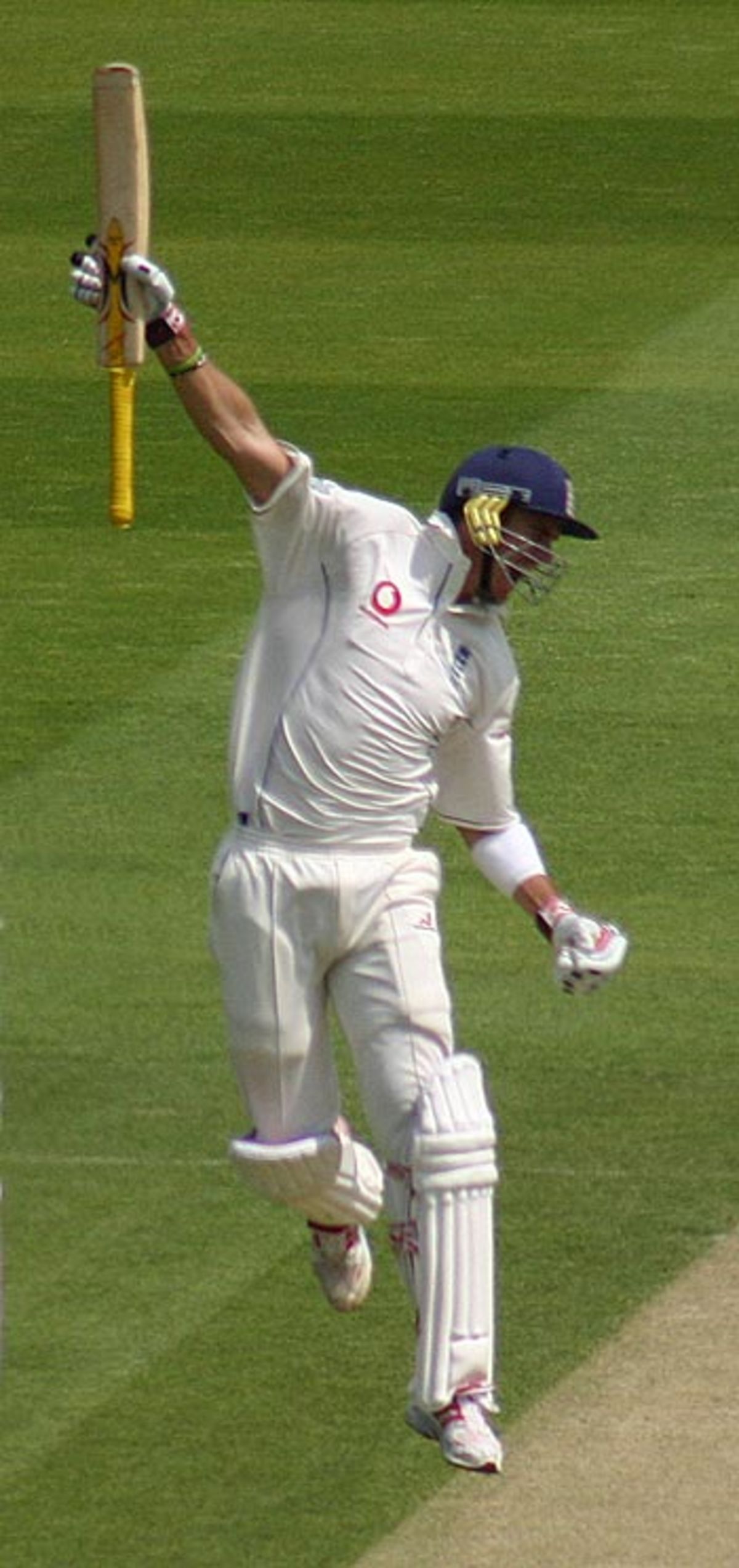 Kevin Pietersen leaps with delight on reaching his third Test hundred ...