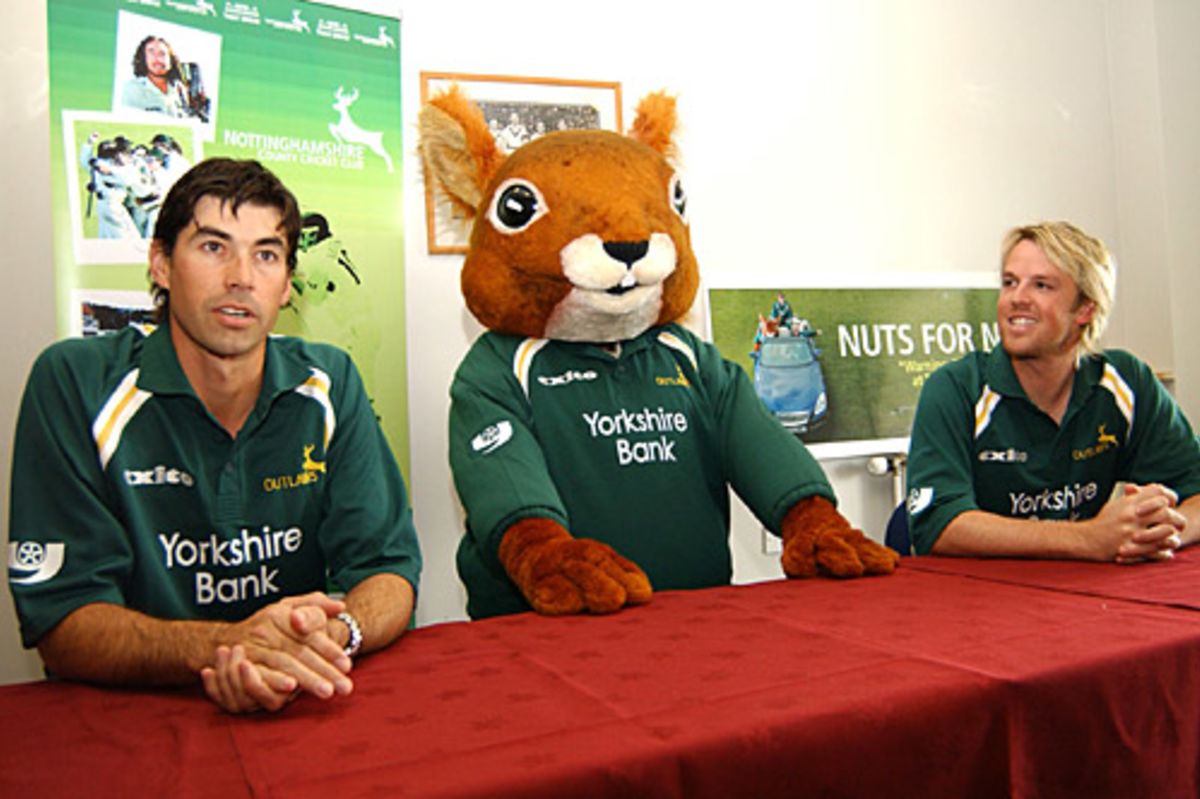 Stephen Fleming and Graeme Swann...with a squirrel | ESPNcricinfo.com