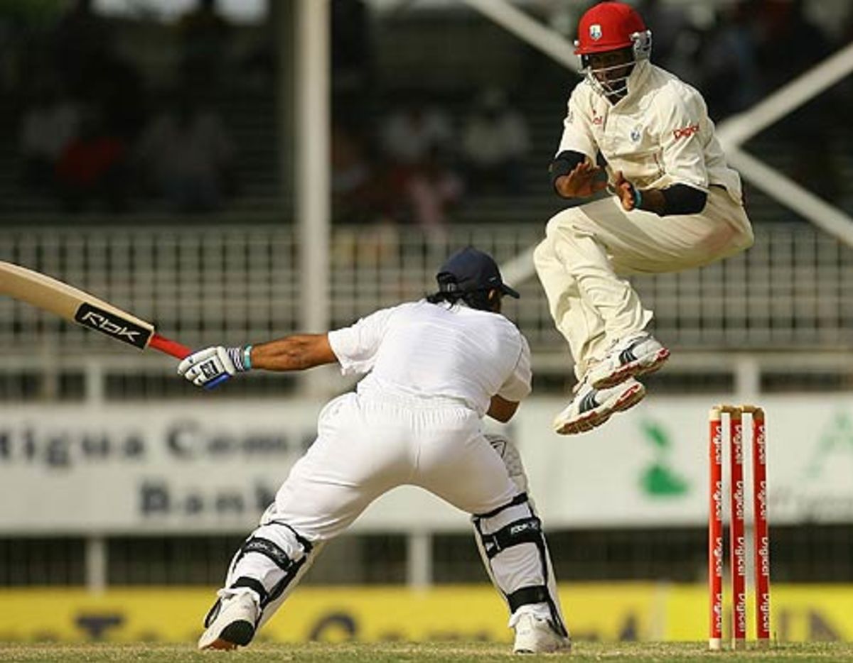Brian Lara engages in a serious discussion with Mahendra Singh Dhoni ...