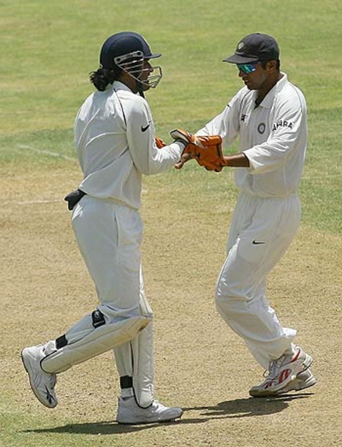 Rahul Dravid congratulates Mahendra Singh Dhoni after stumping Marlon ...
