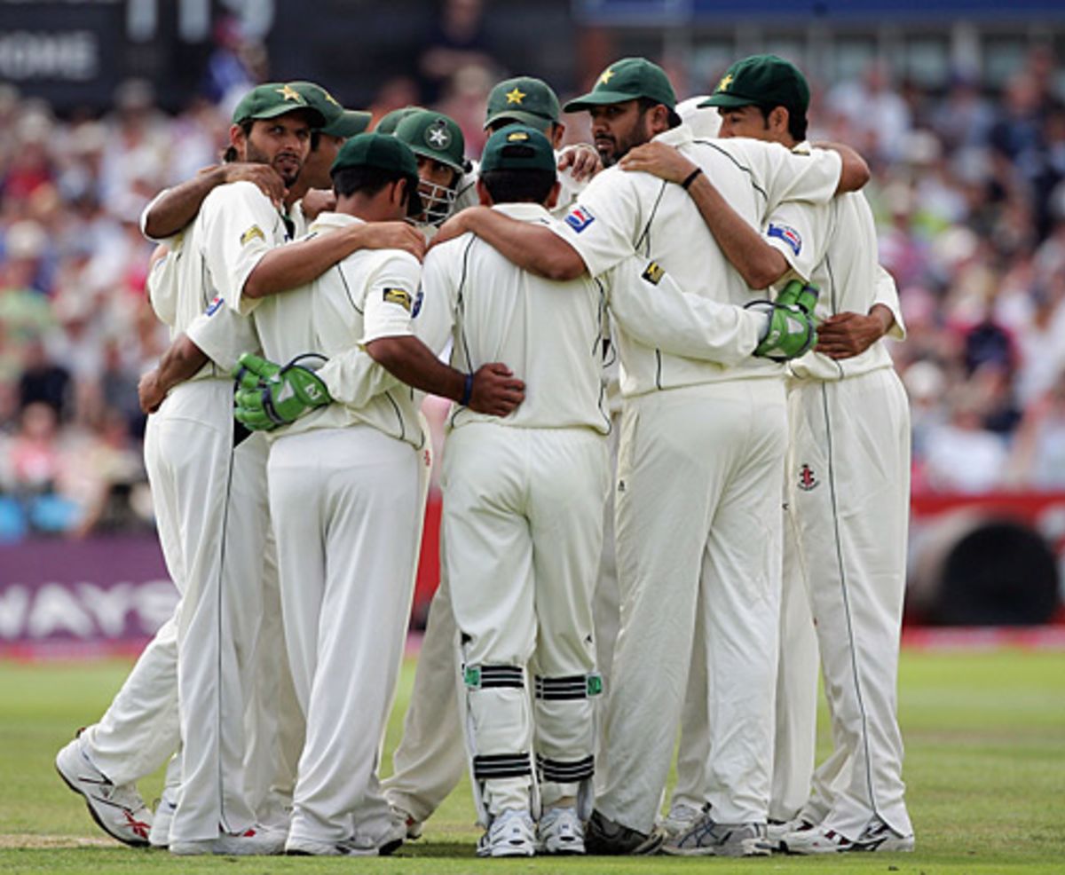 Pakistan have the obligatory team huddle before preparing to bowl at ...