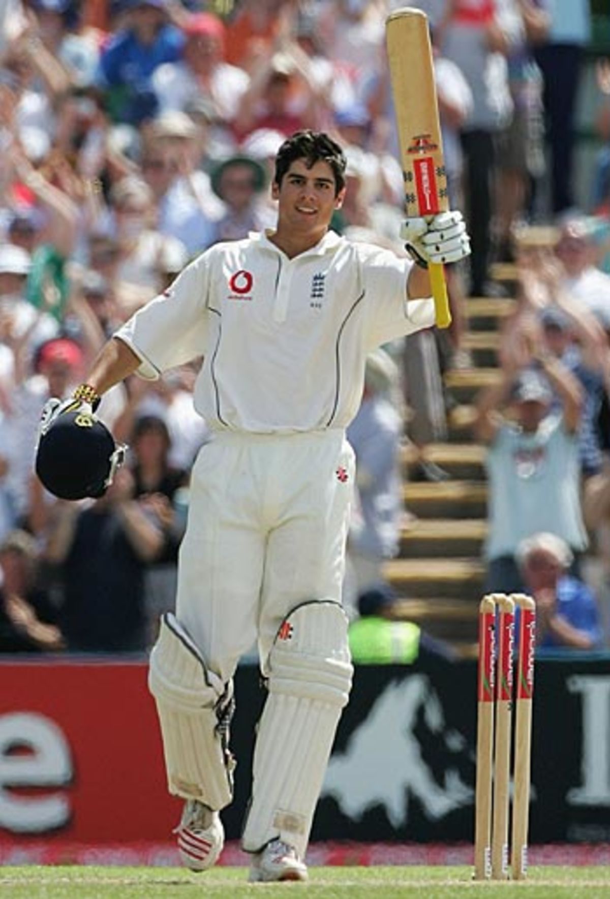 Alastair Cook acknowledges applause for his magnificent third Test ...