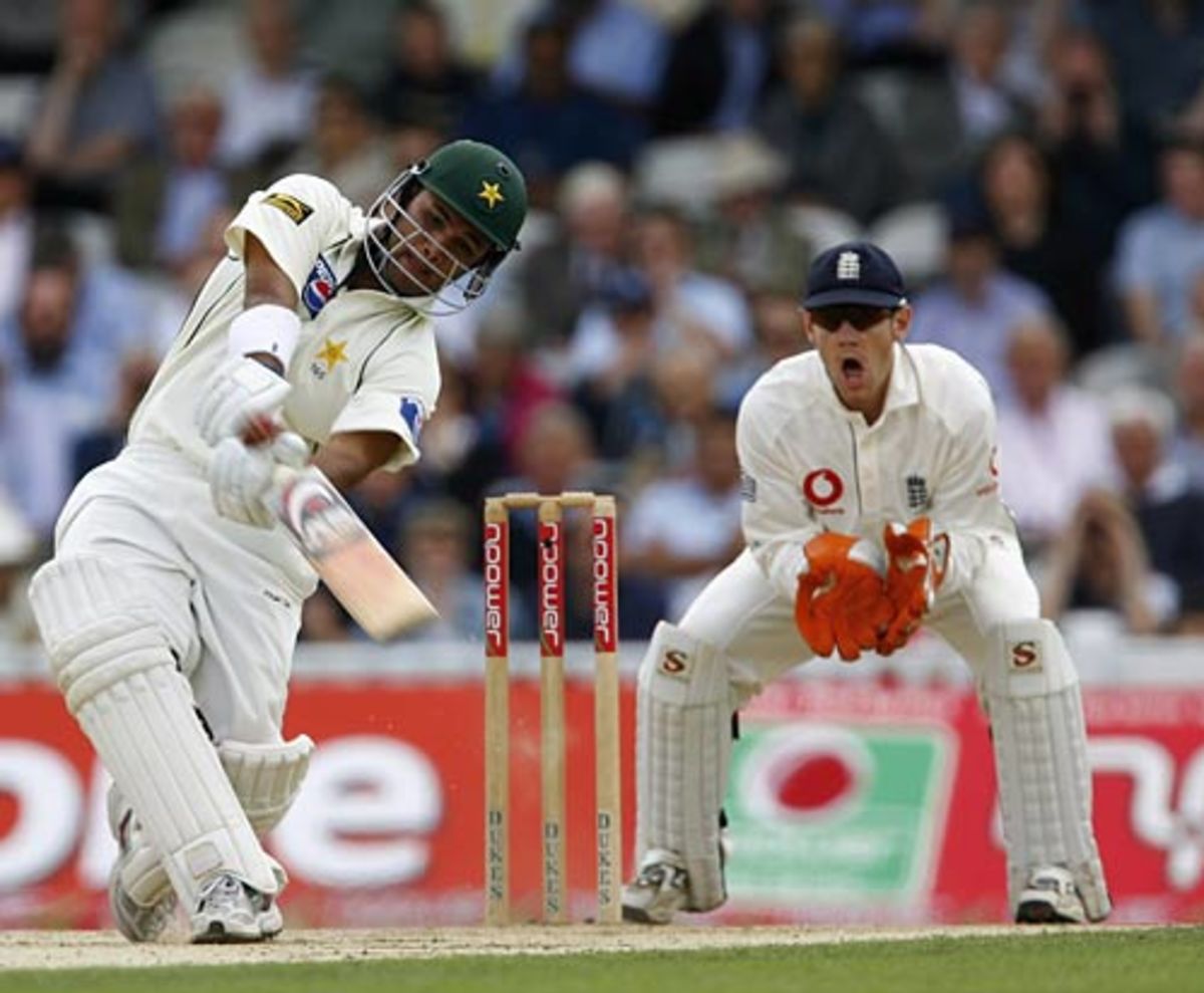 Imran Farhat launches Monty Panesar for six | ESPNcricinfo.com