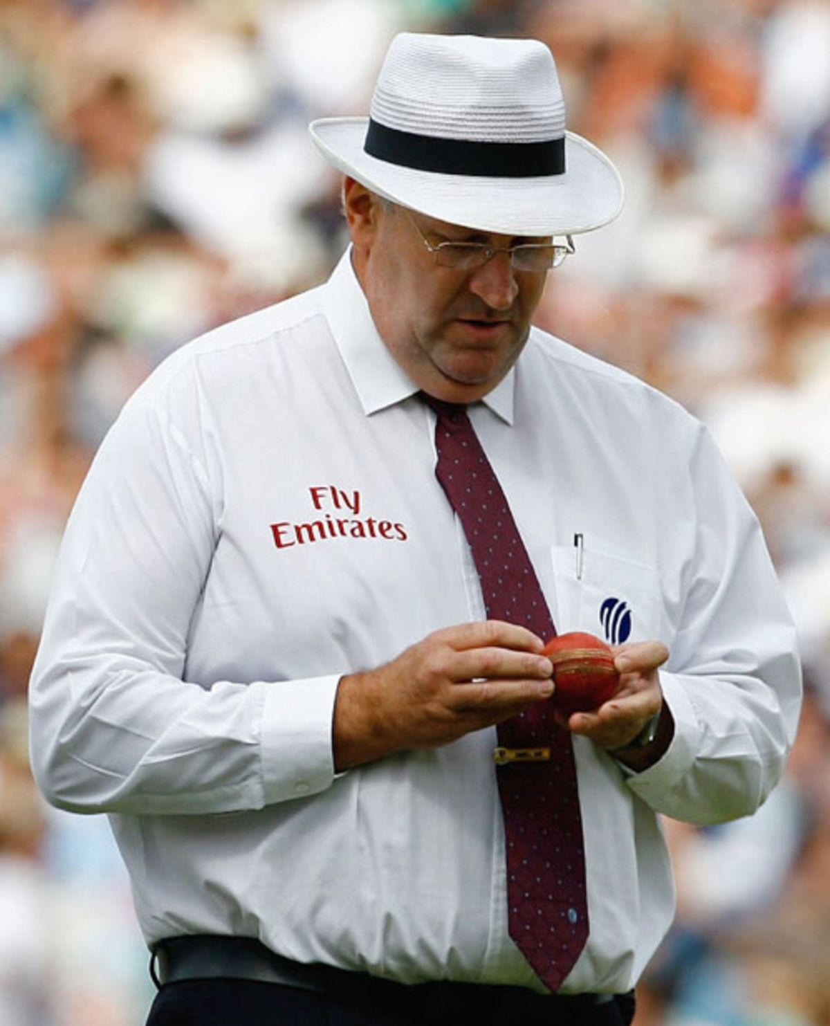 Darrell Hair takes a close look at the ball | ESPNcricinfo.com