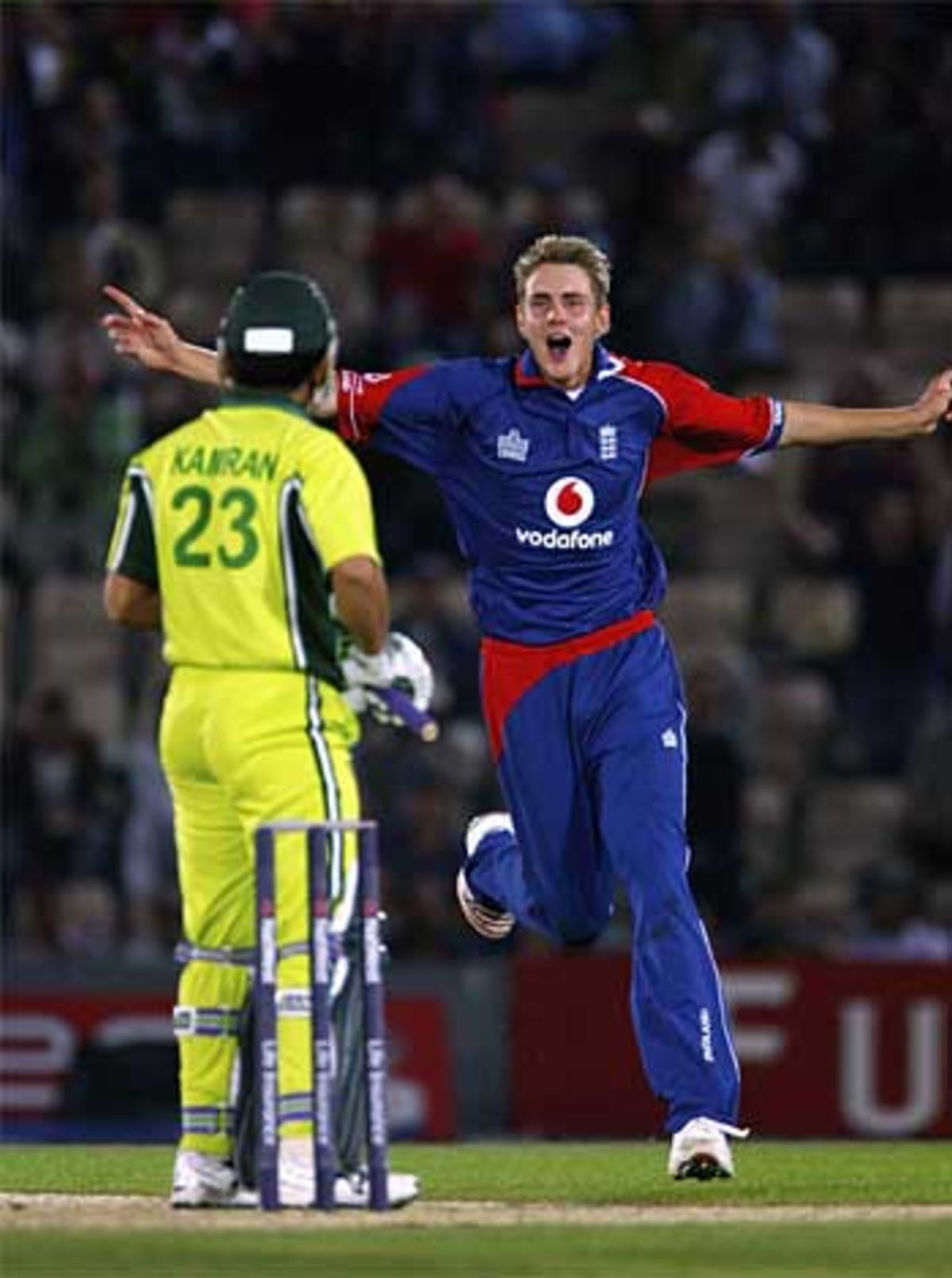 Stuart Broad watches Younis Khan chip a ball to cover | ESPNcricinfo.com