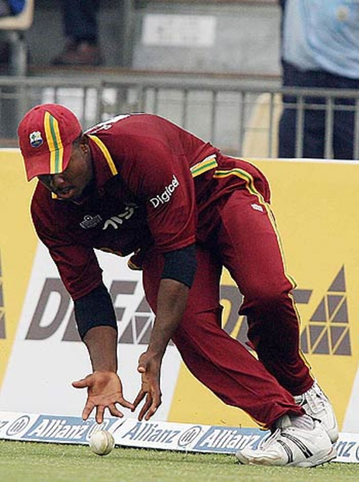 Dwayne Smith swoops down to save a boundary | ESPNcricinfo.com