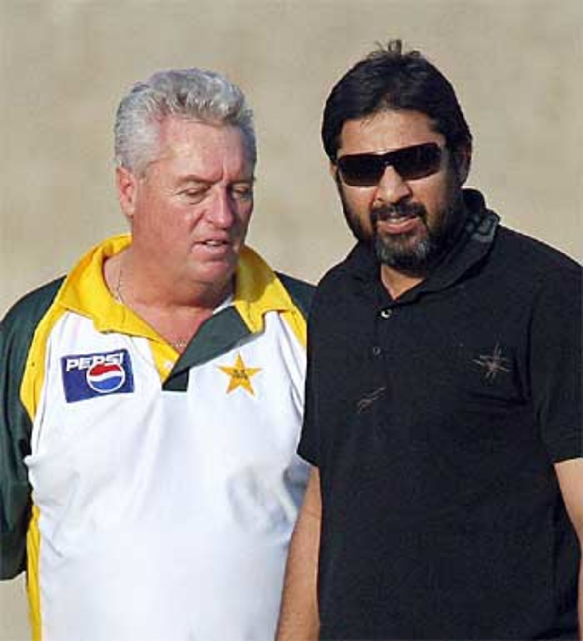 Bob Woolmer and Inzamam-ul-Haq discuss tactics at training ...