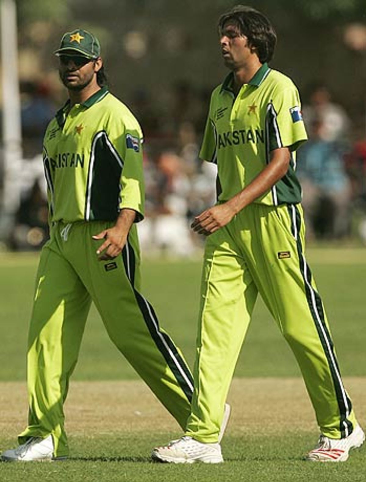 Shane Bond walks back to the pavilion with the drinks | ESPNcricinfo.com