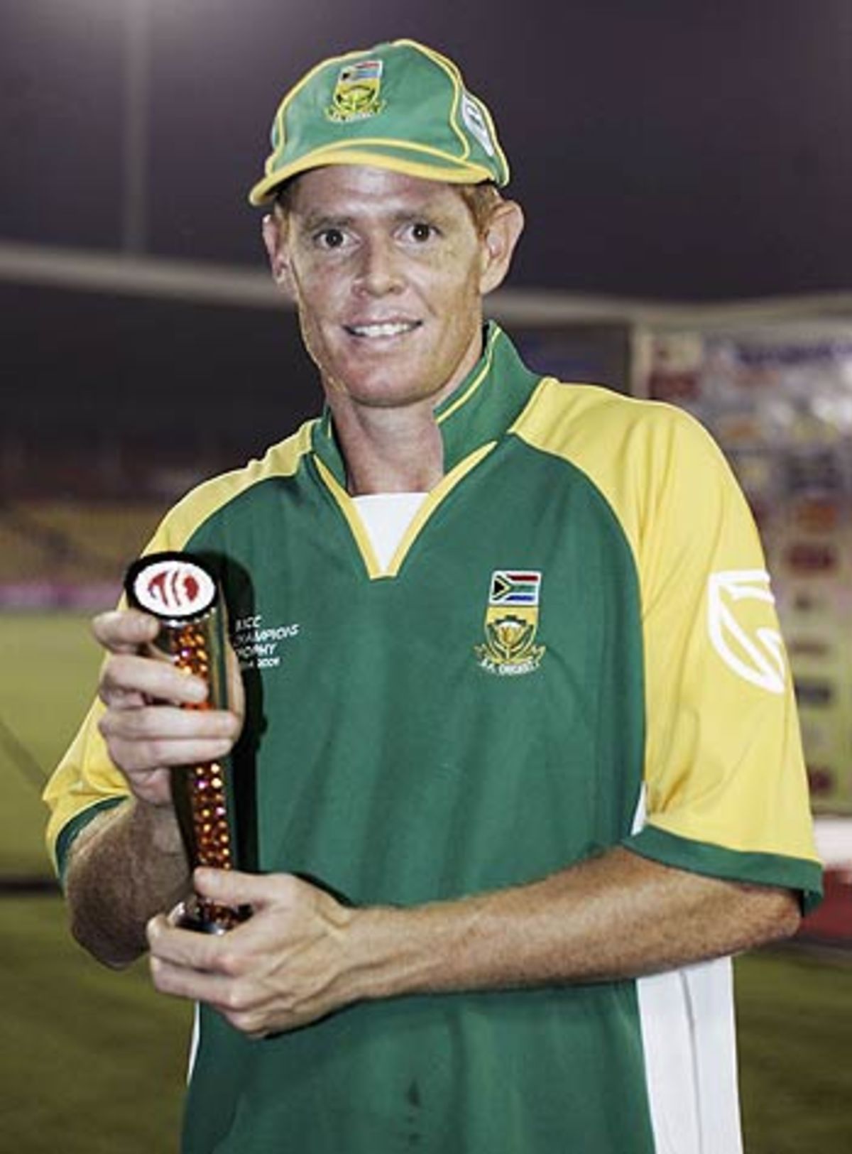 Shaun Pollock poses with the Man-of-the-Match award | ESPNcricinfo.com