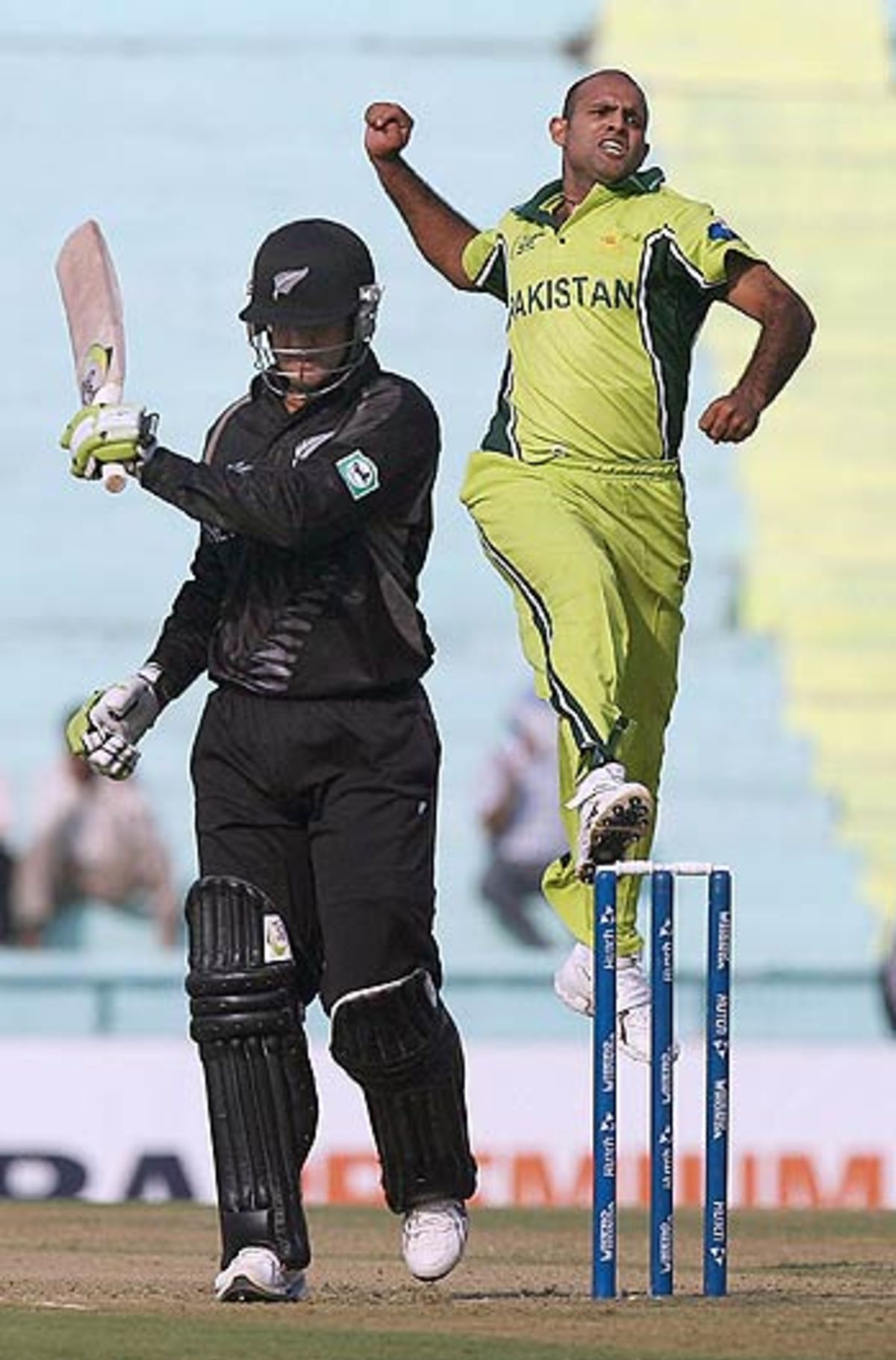 Rana Naved-ul-Hasan sends back Nathan Astle for 15 | ESPNcricinfo.com