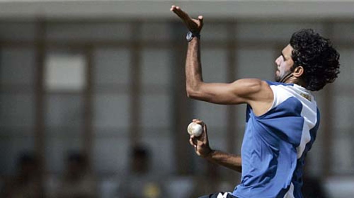 Munaf Patel roars up to the crease | ESPNcricinfo.com