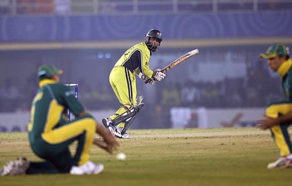 A edge off Mohammad Yousuf's bat falls short of slip | ESPNcricinfo.com