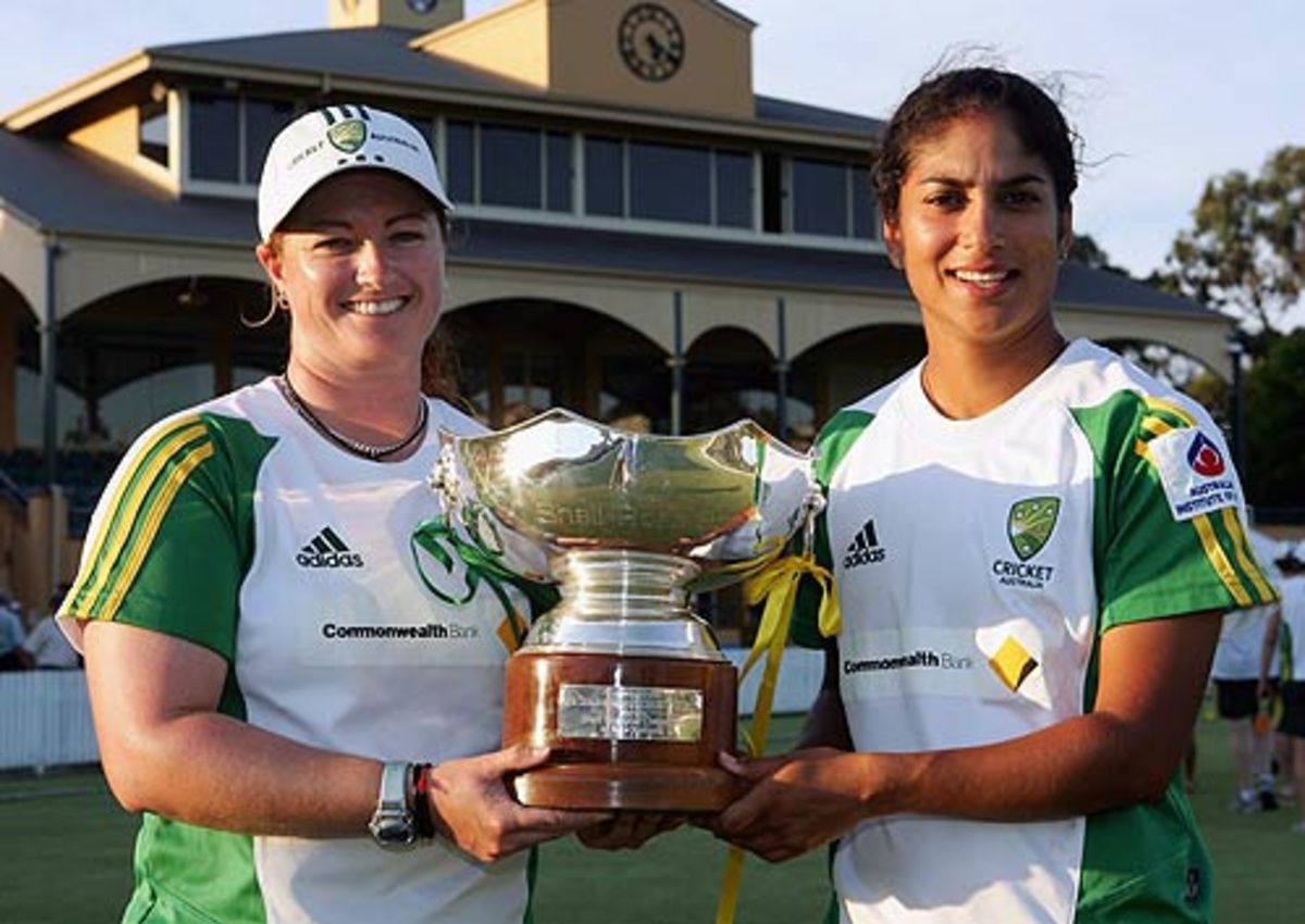 Karen Rolton and Lisa Sthalekar pose with the trophy | ESPNcricinfo.com