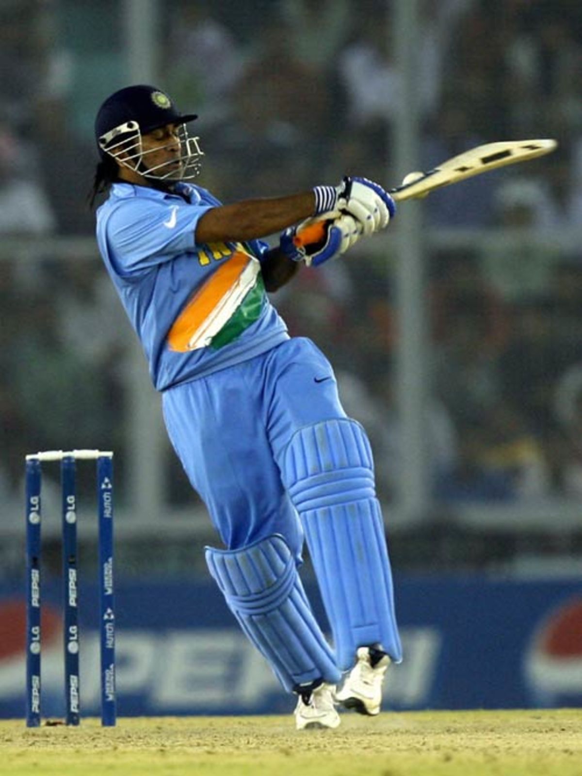 Cheeky ... Mahendra Singh Dhoni reverse sweeps Nathan Bracken ...