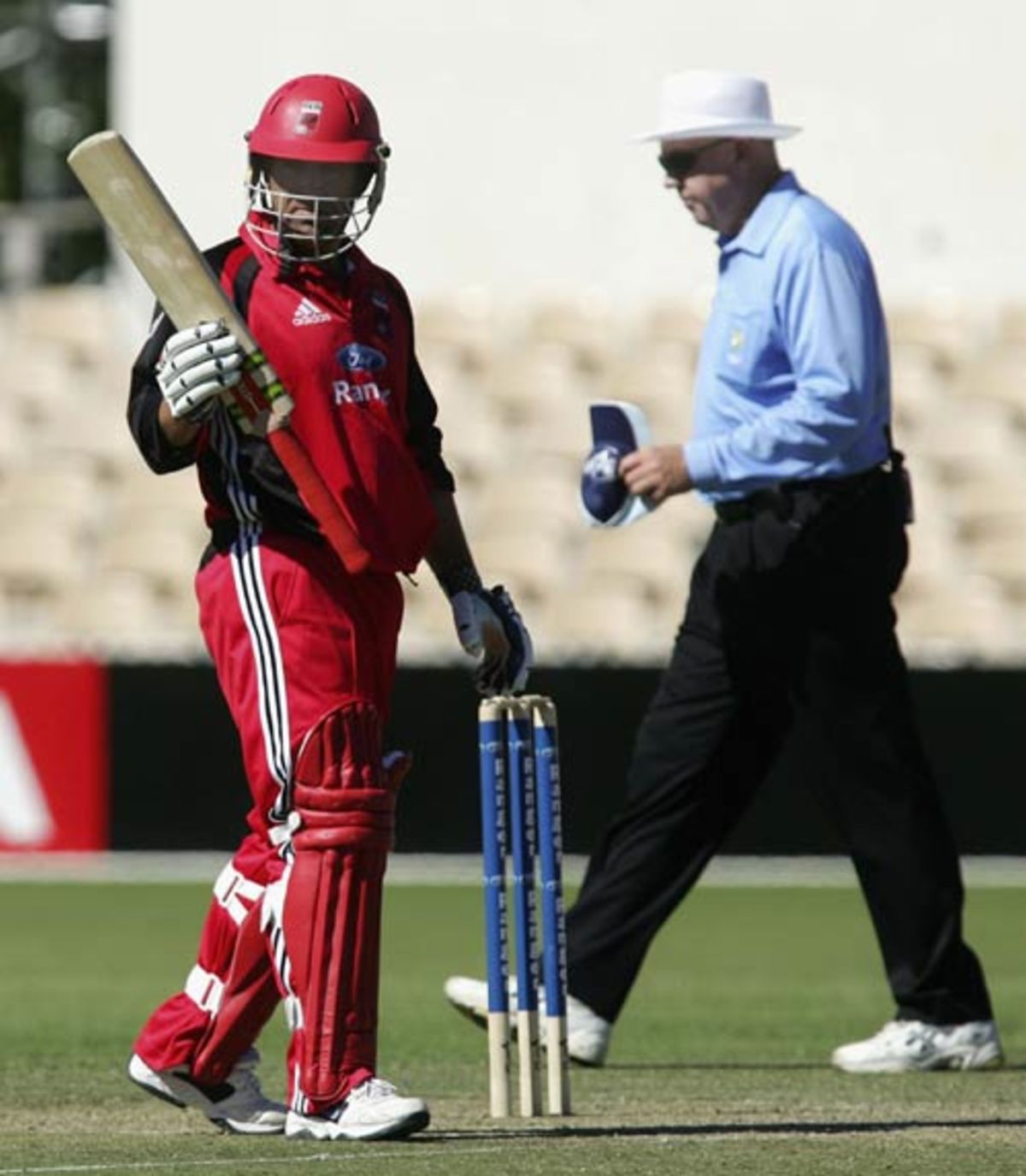 Darren Lehmann acknowledges his half-century | ESPNcricinfo.com