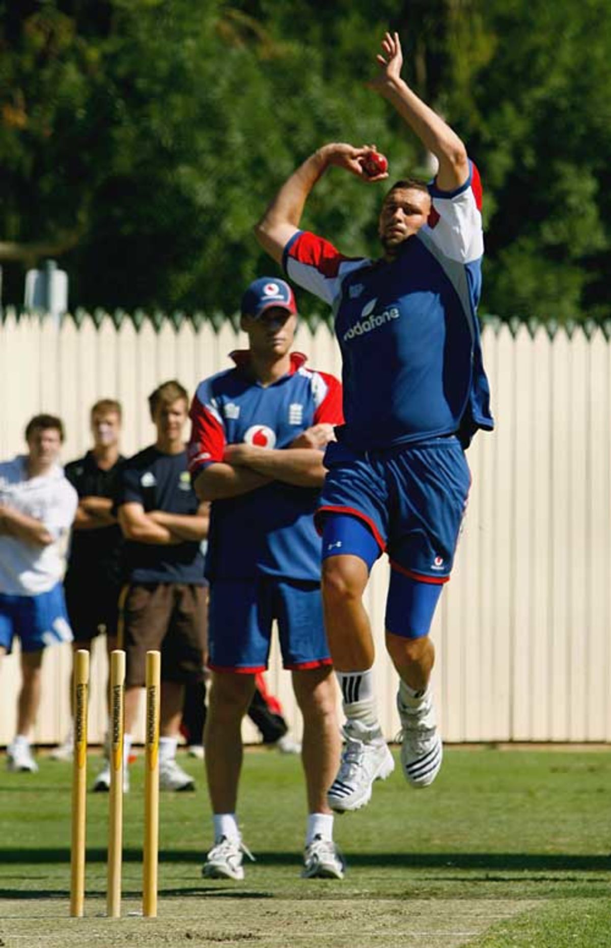 Kevin Shine chats with Steve Harmison in the nets | ESPNcricinfo.com