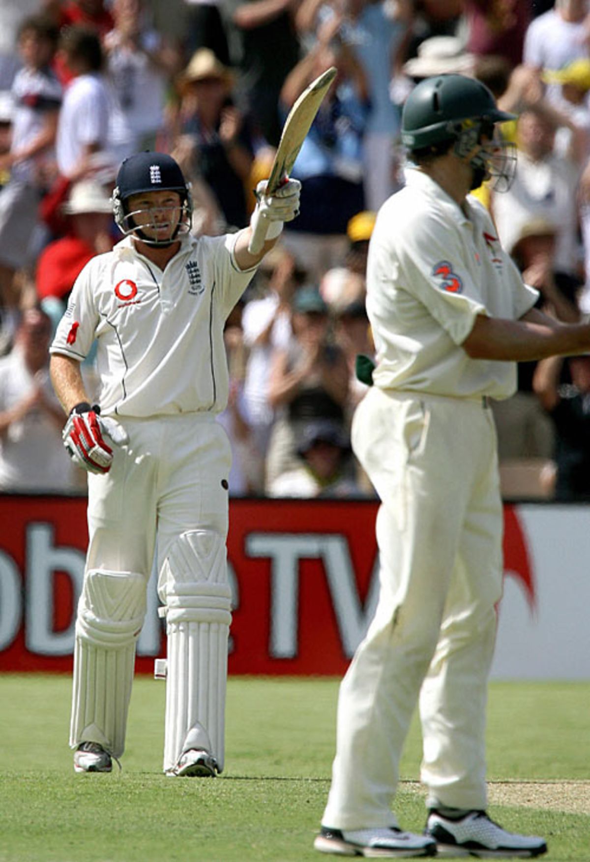 Ian Bell acknowledges the crowd on reaching fifty | ESPNcricinfo.com