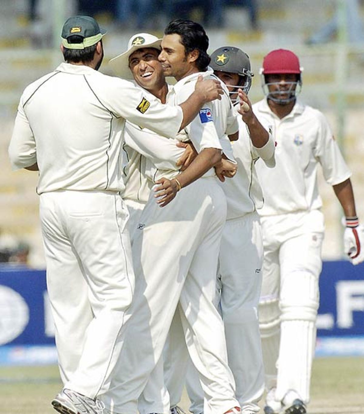 Kevin Pietersen lofts Shane Warne over the top | ESPNcricinfo.com