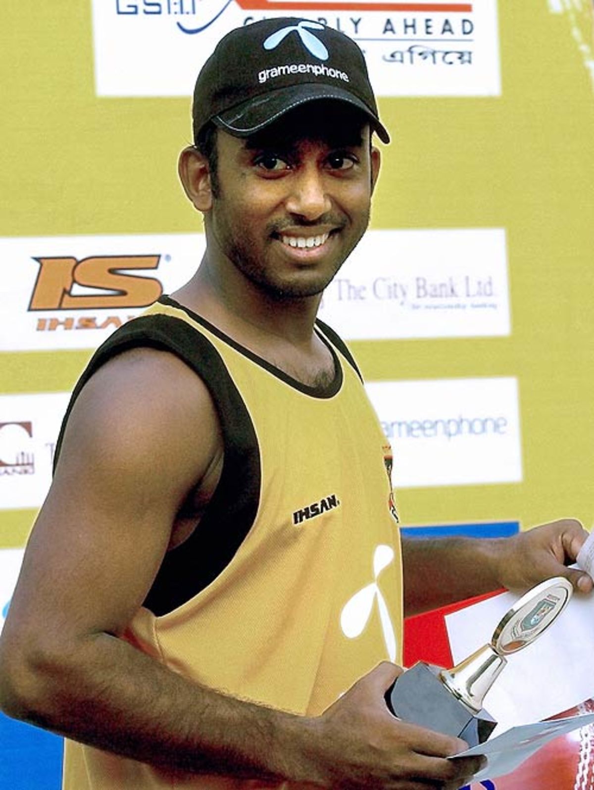 Aftab Ahmed with the Man-of-the-Match award | ESPNcricinfo.com
