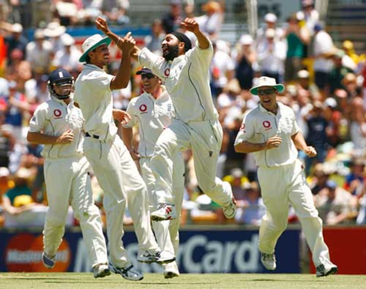 Team-mates rush to congratulate Monty Panesar | ESPNcricinfo.com