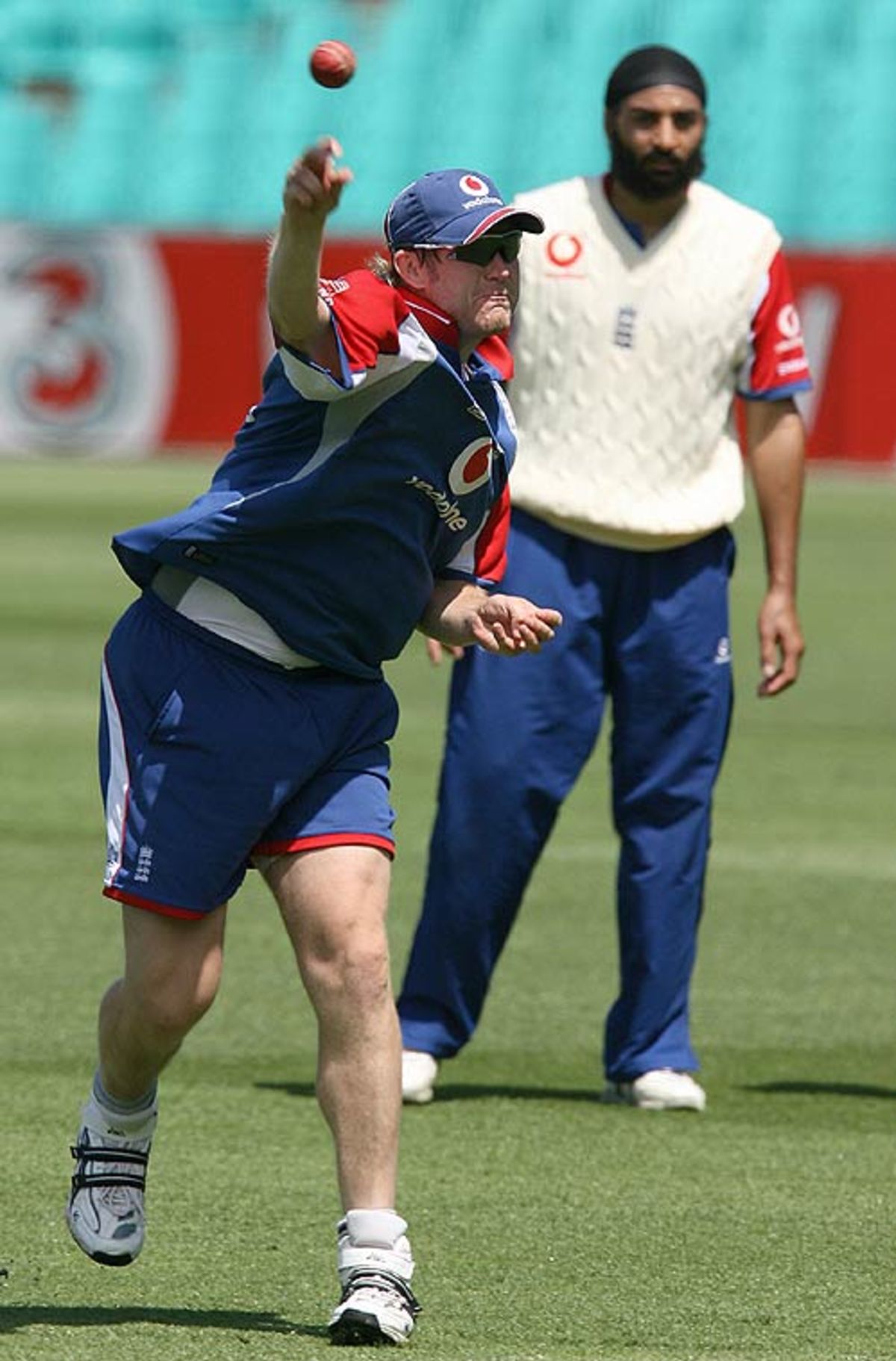 Matthew Hoggard throws a ball at England's SCG practice session ...