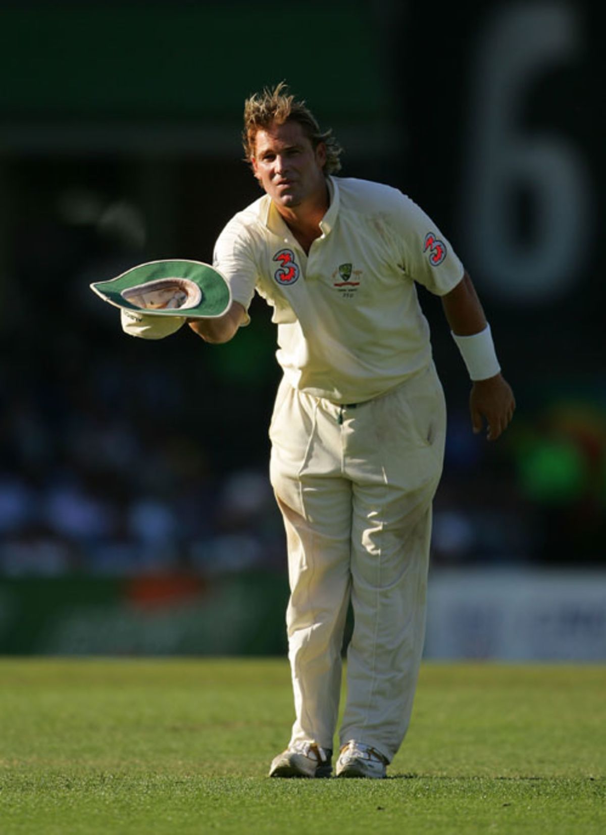 Shane Warne bows to the crowd at the end of the third day ...
