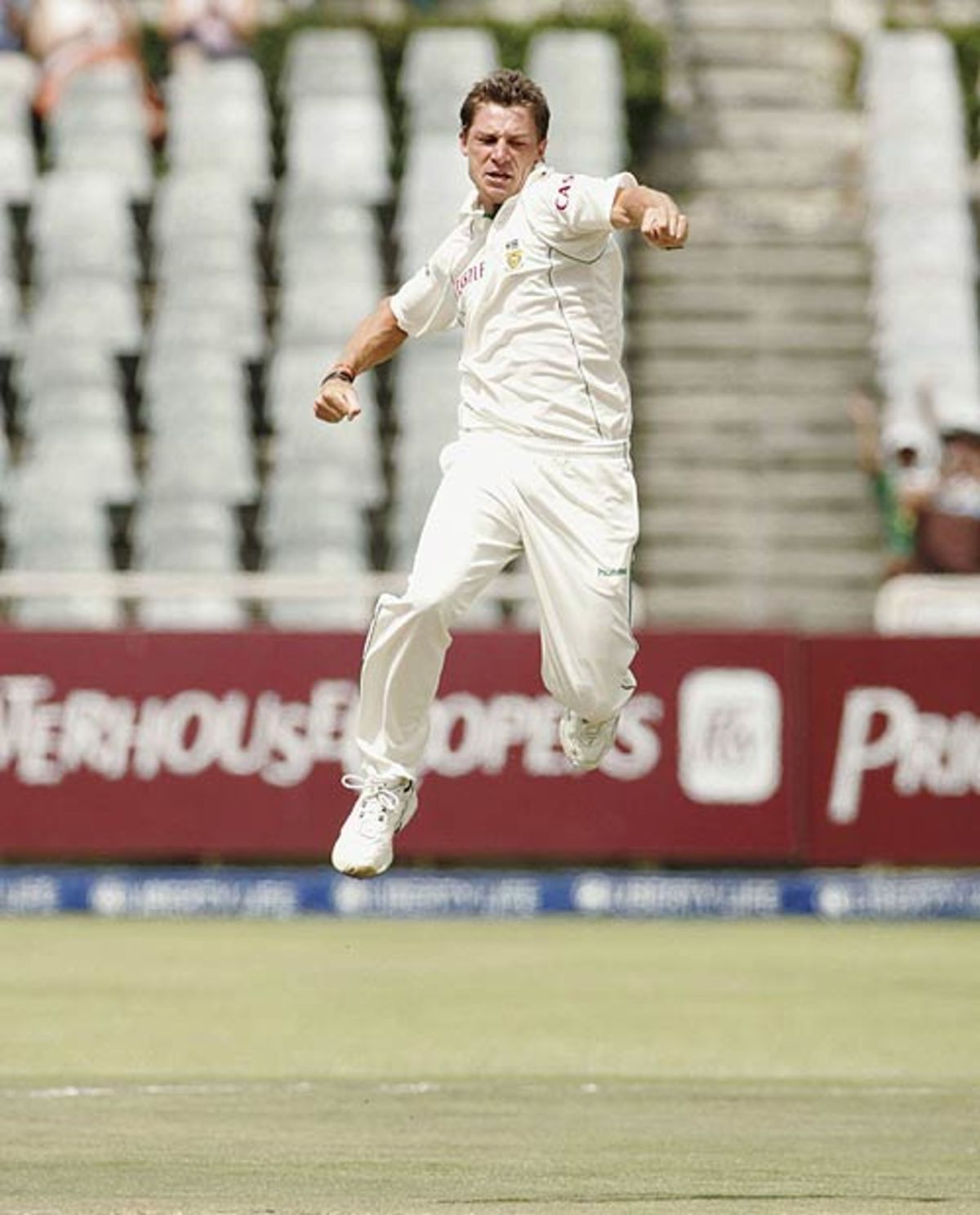 Clinton Perren goes over the top during his 39 | ESPNcricinfo.com
