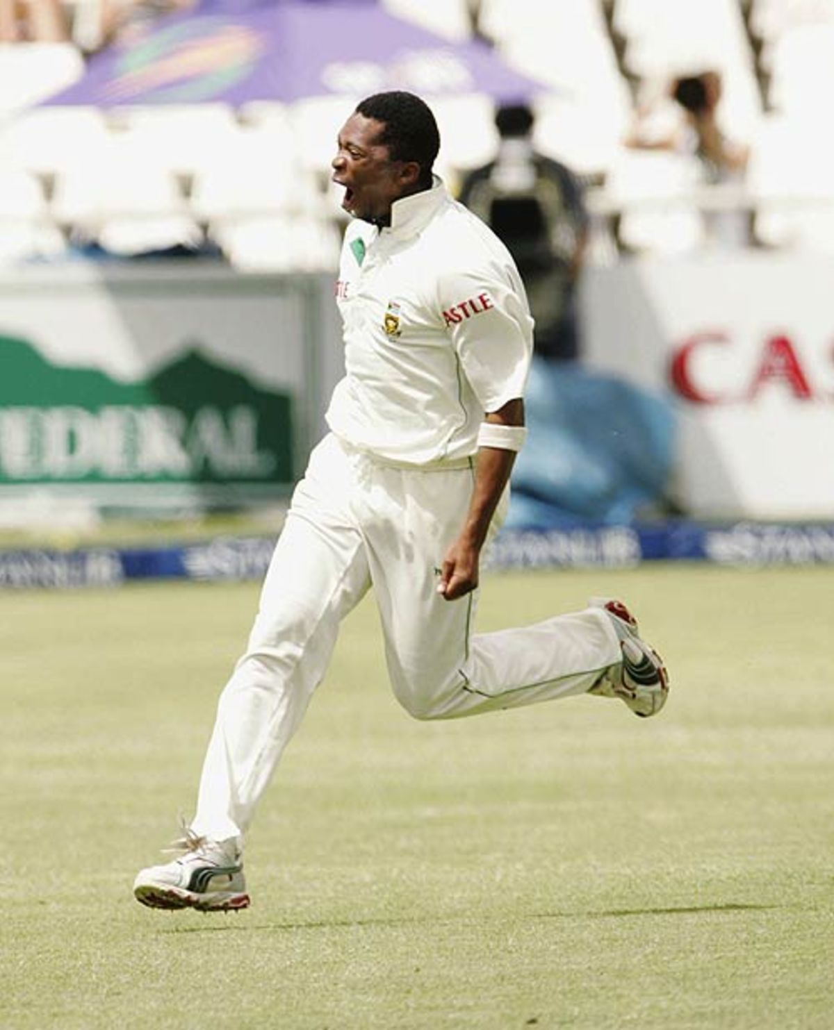 Makhaya Ntini sets off on a celebratory run | ESPNcricinfo.com