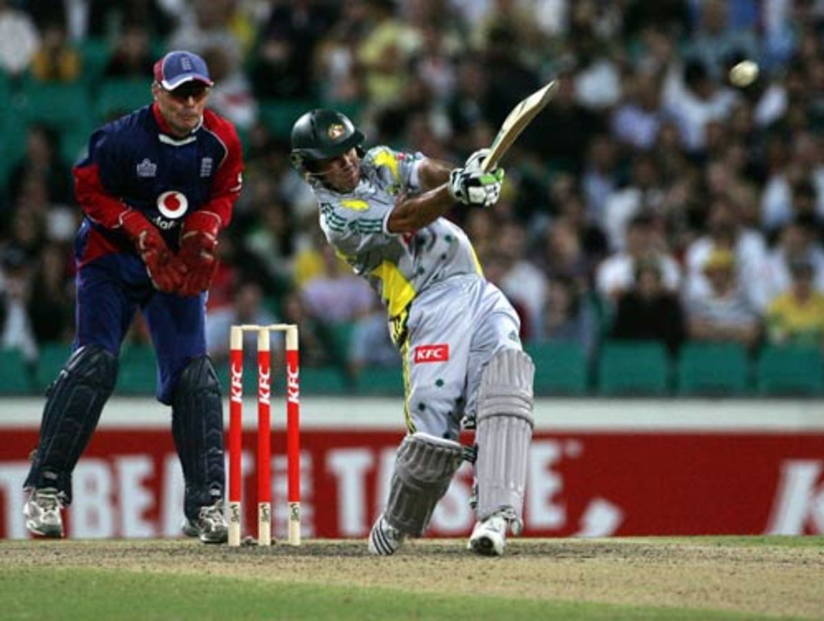 Paul Nixon watches as Ricky Ponting hits out | ESPNcricinfo.com Paul Nixon watches as Ricky Ponting hits out | ESPNcricinfo.com