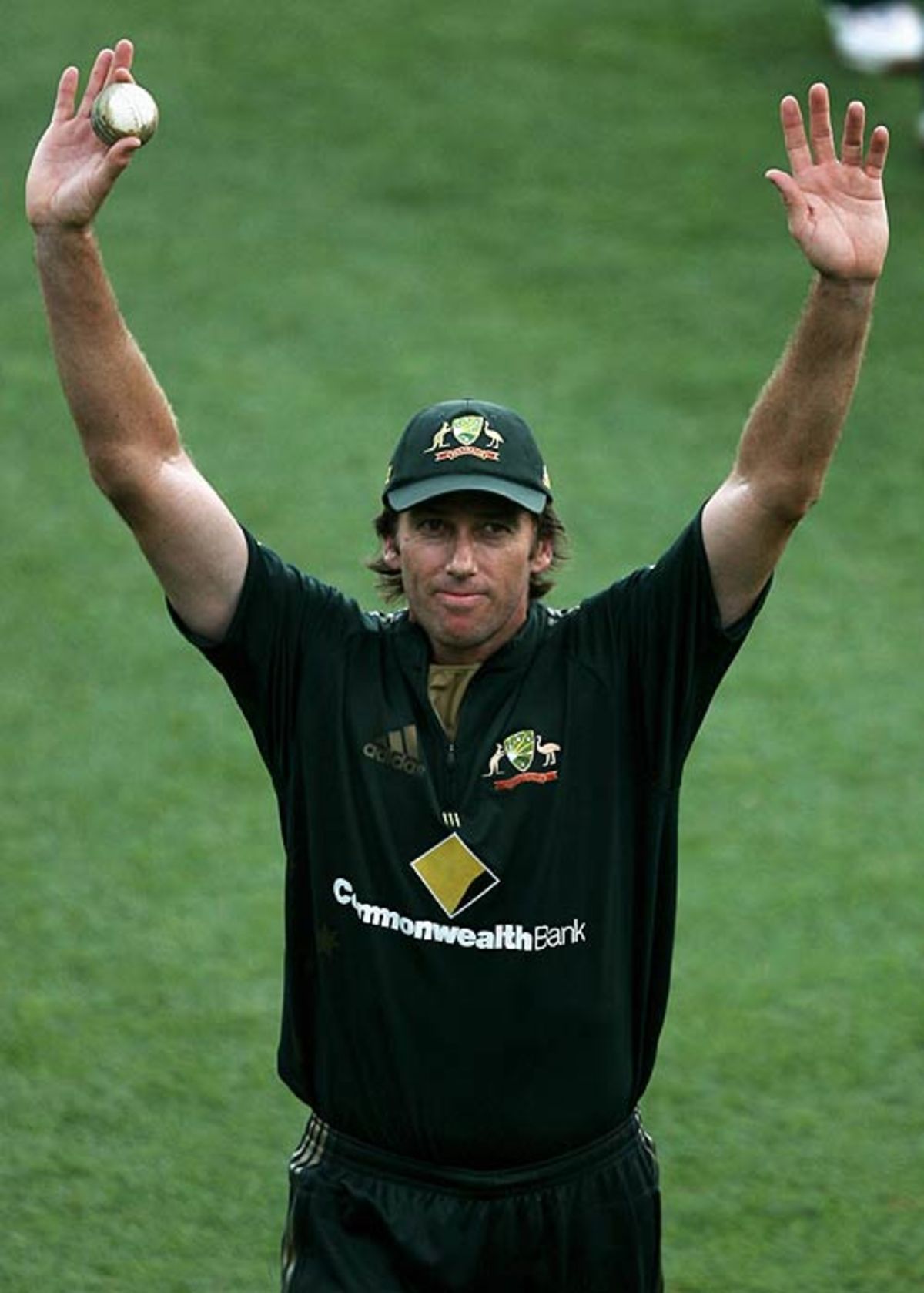 Glenn McGrath acknowledges the standing ovation from the SCG crowd ...