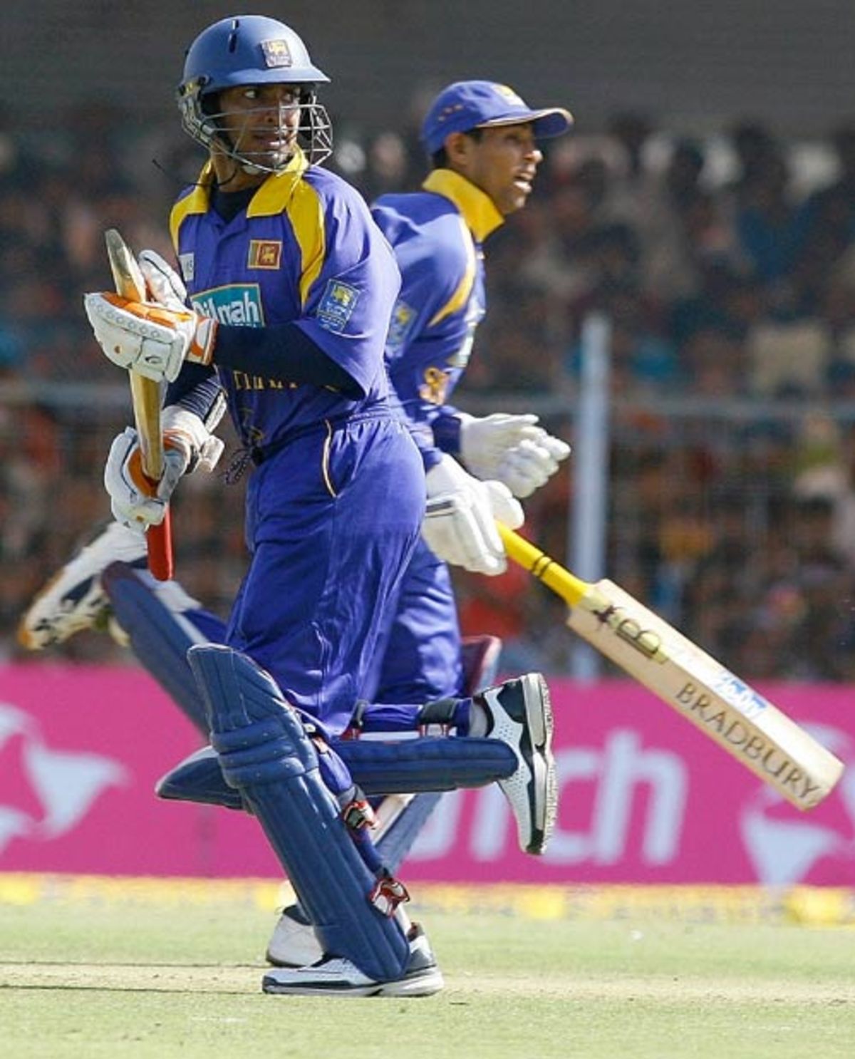 Glenn McGrath acknowledges the standing ovation from the SCG crowd ...