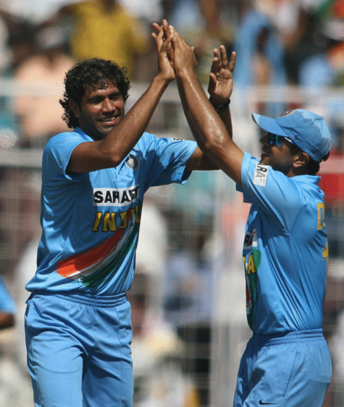 Munaf Patel and Rahul Dravid celebrate Marvan Atapattu's fall ...