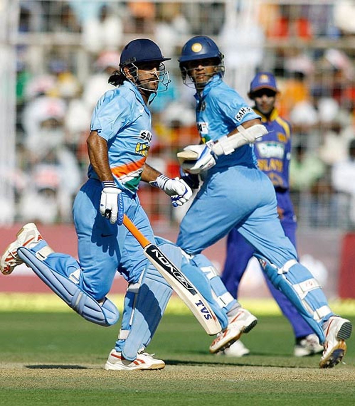 Rahul Dravid and Mahendra Singh Dhoni pick up an easy single ...