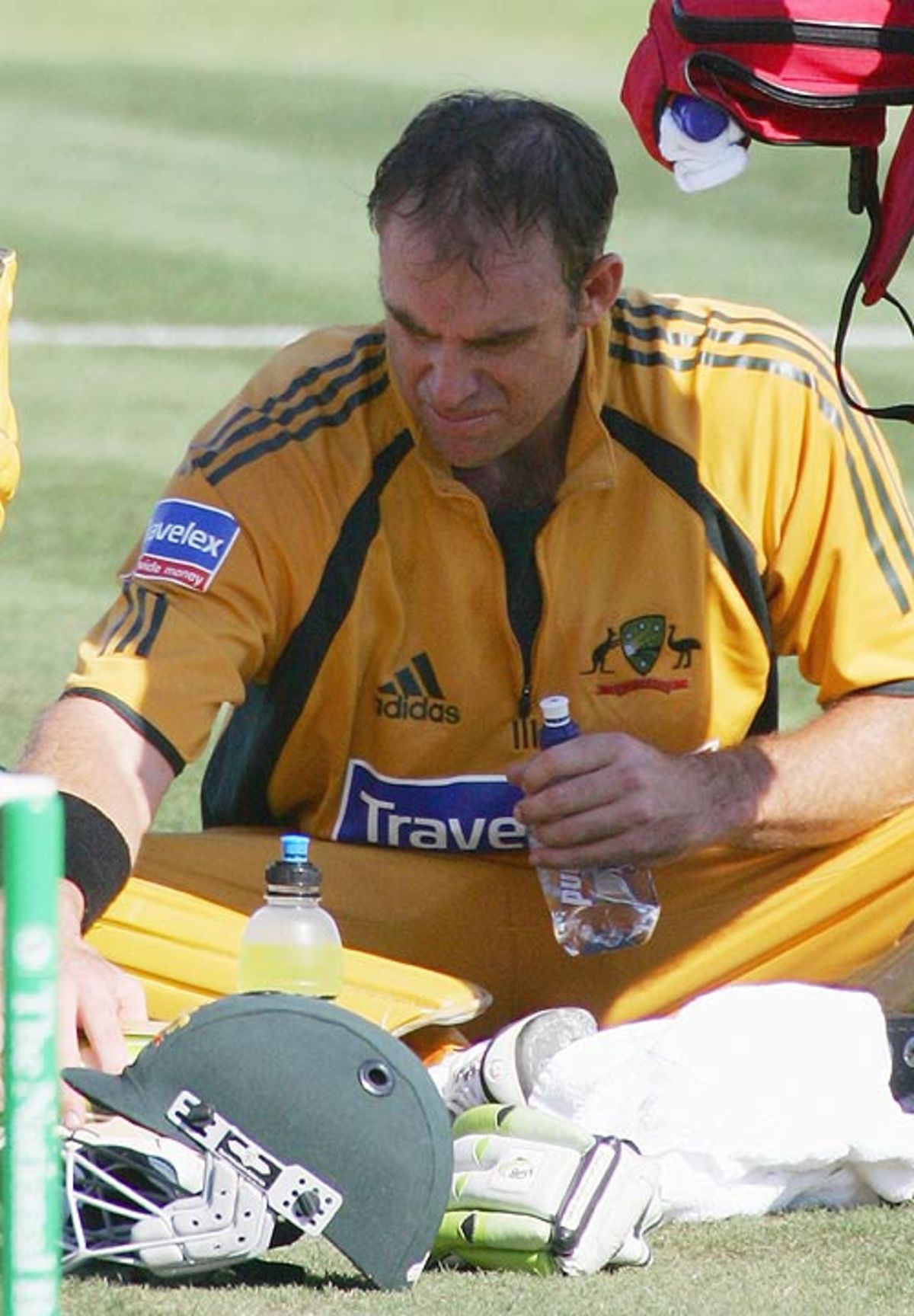 Matthew Hayden examines his broken toe | ESPNcricinfo.com