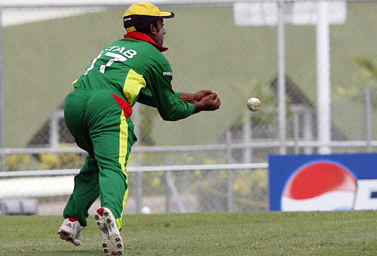 Aftab Ahmed spills a chance | ESPNcricinfo.com