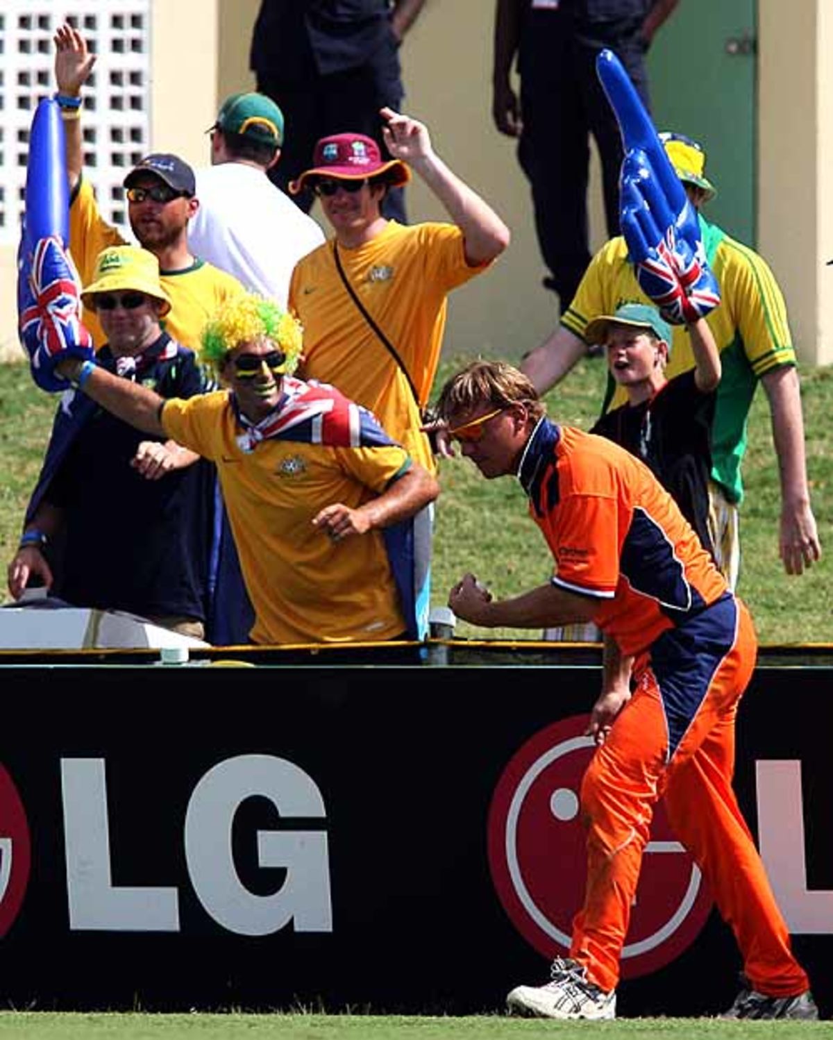 Australian cricket fans show their delight at Tim de Leede's failure to ...