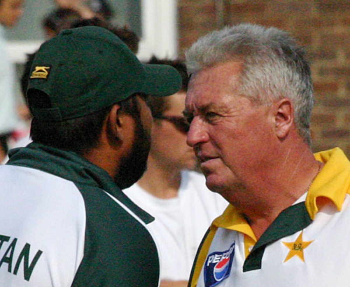 Bob Woolmer gives last-minute instructions to his side | ESPNcricinfo.com