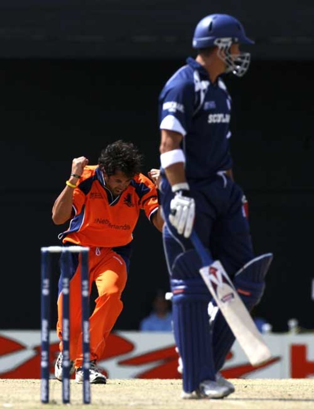 Tim de Leede pulls off a stunning return catch and Ryan Watson can't ...