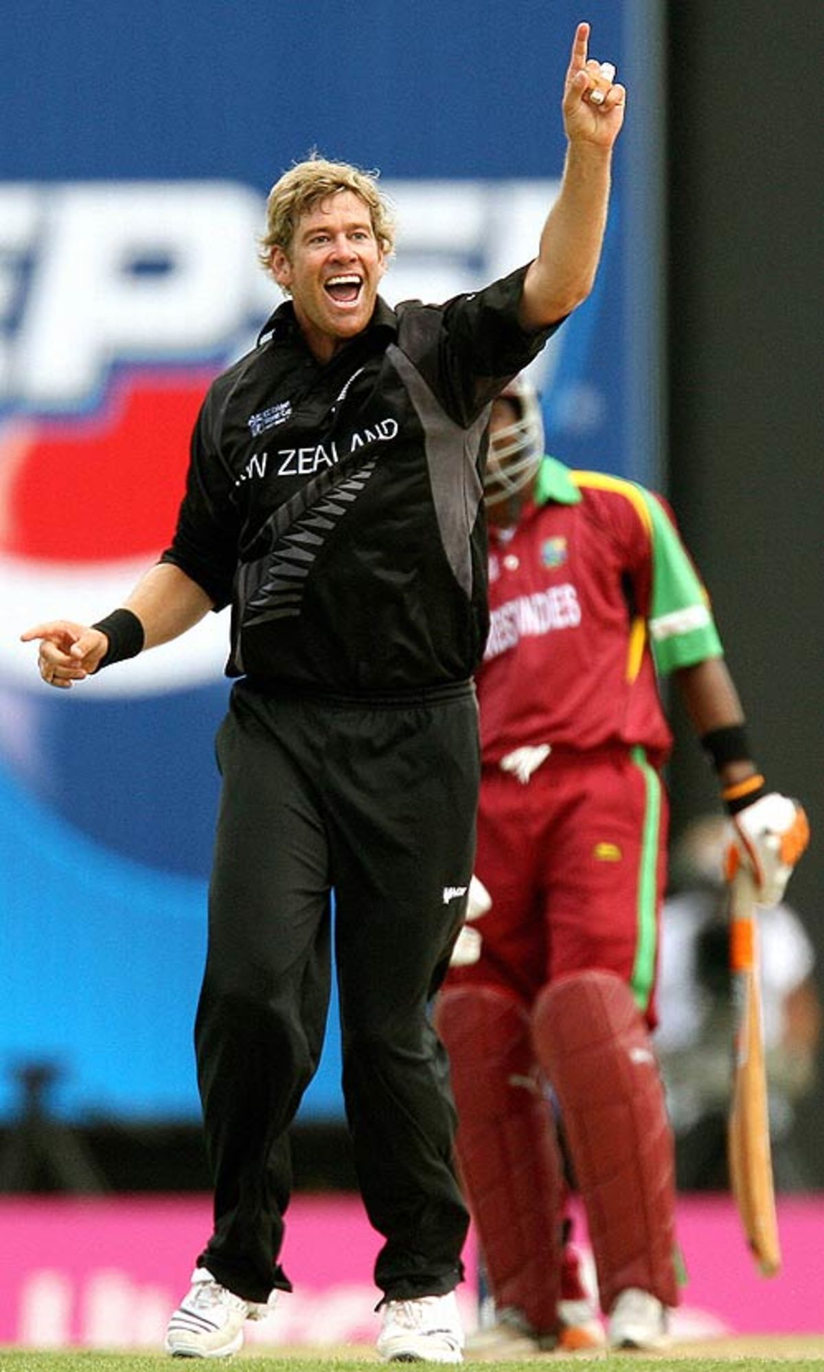 Jacob Oram jumps for joy at removing Chris Gayle, while Brian Lara ...