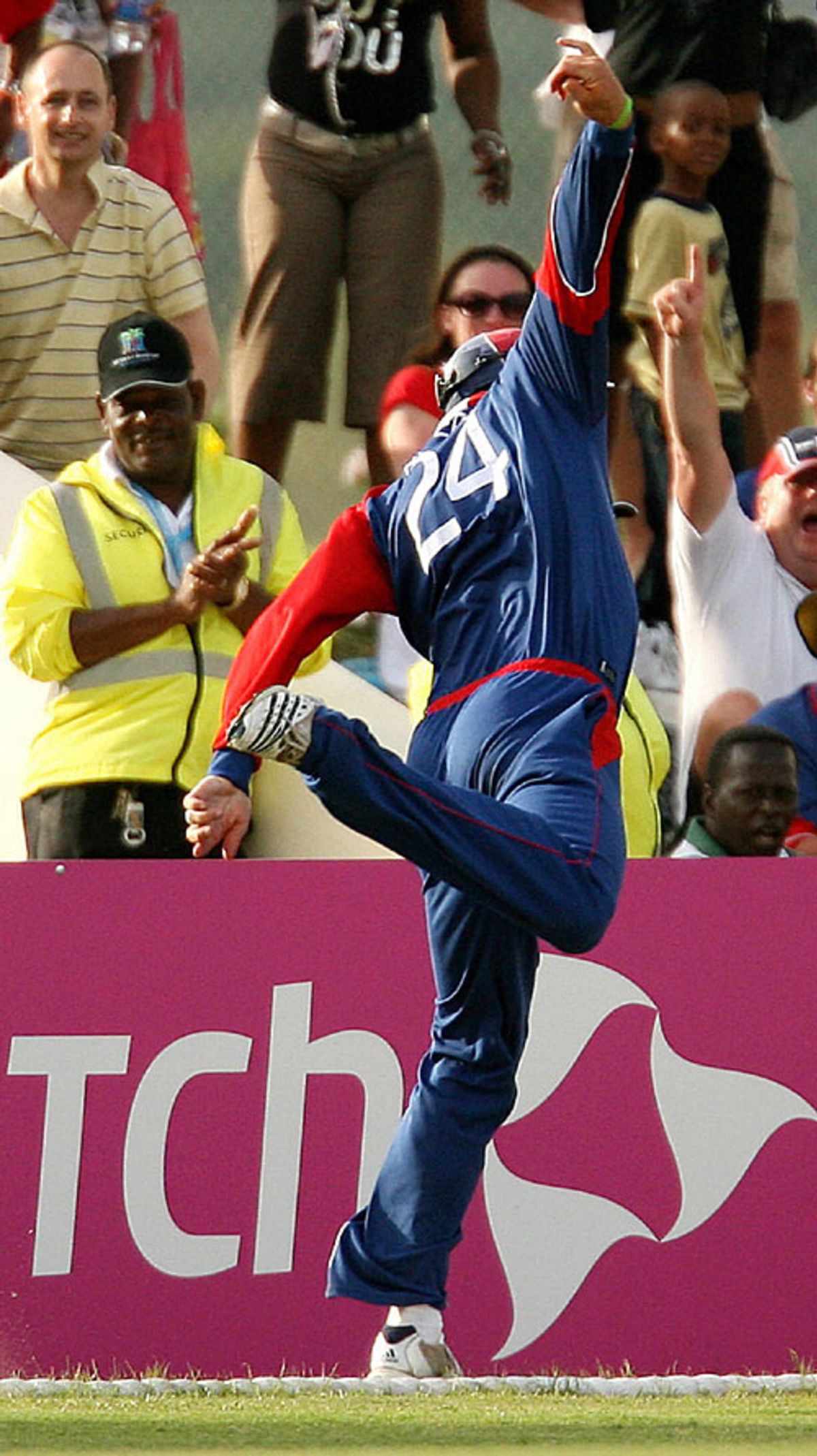 Kevin Pietersen takes a stunning running catch at deep midwicket ...