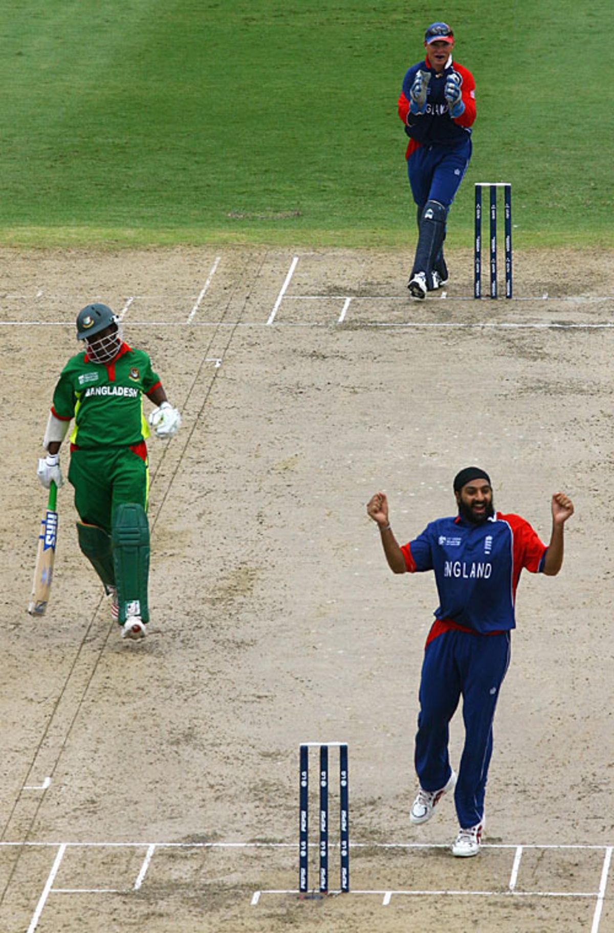 Andrew Strauss pumps one down the ground | ESPNcricinfo.com