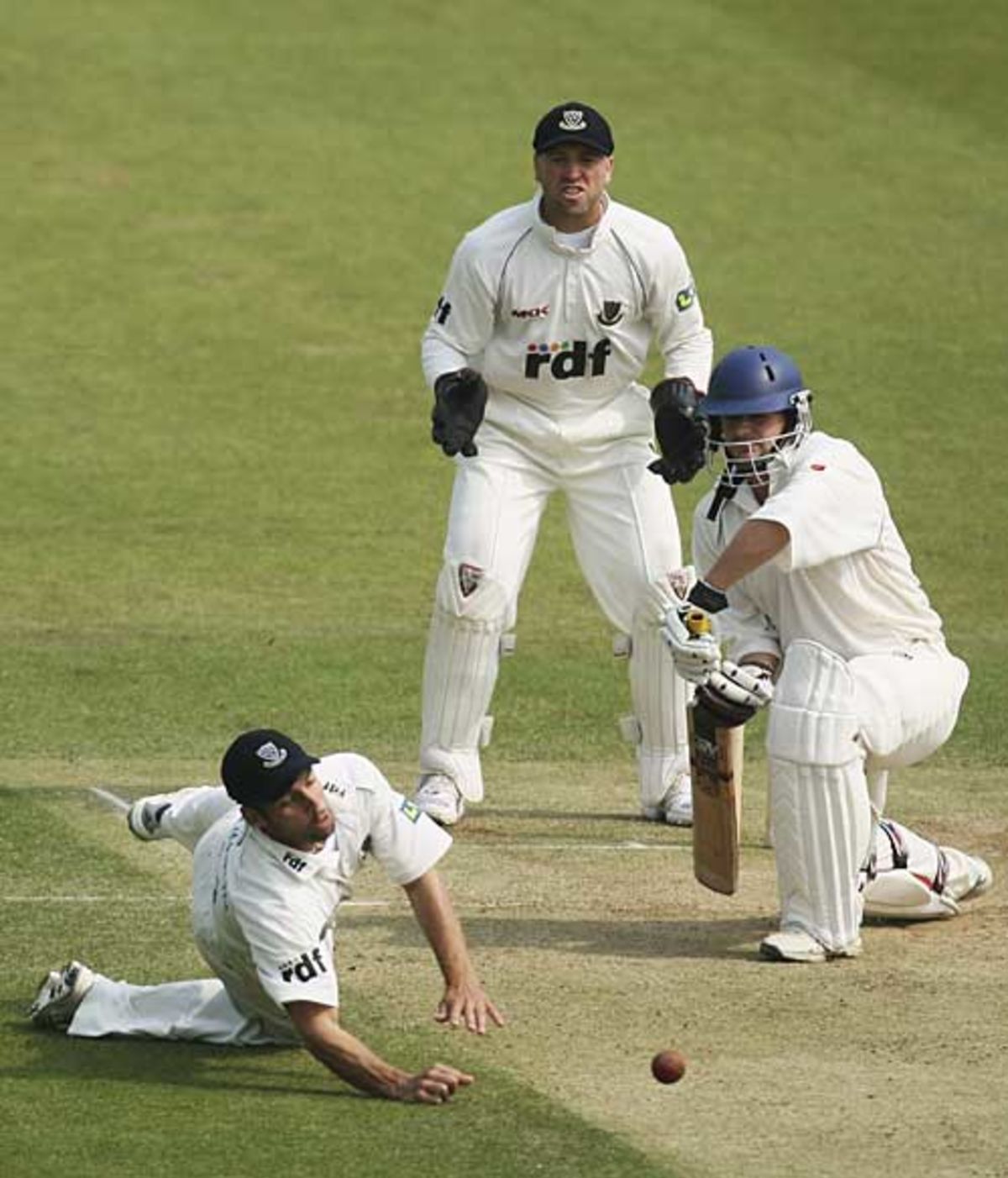 Ricky Ponting tosses the coin and Mahela Jayawardene calls correctly ...