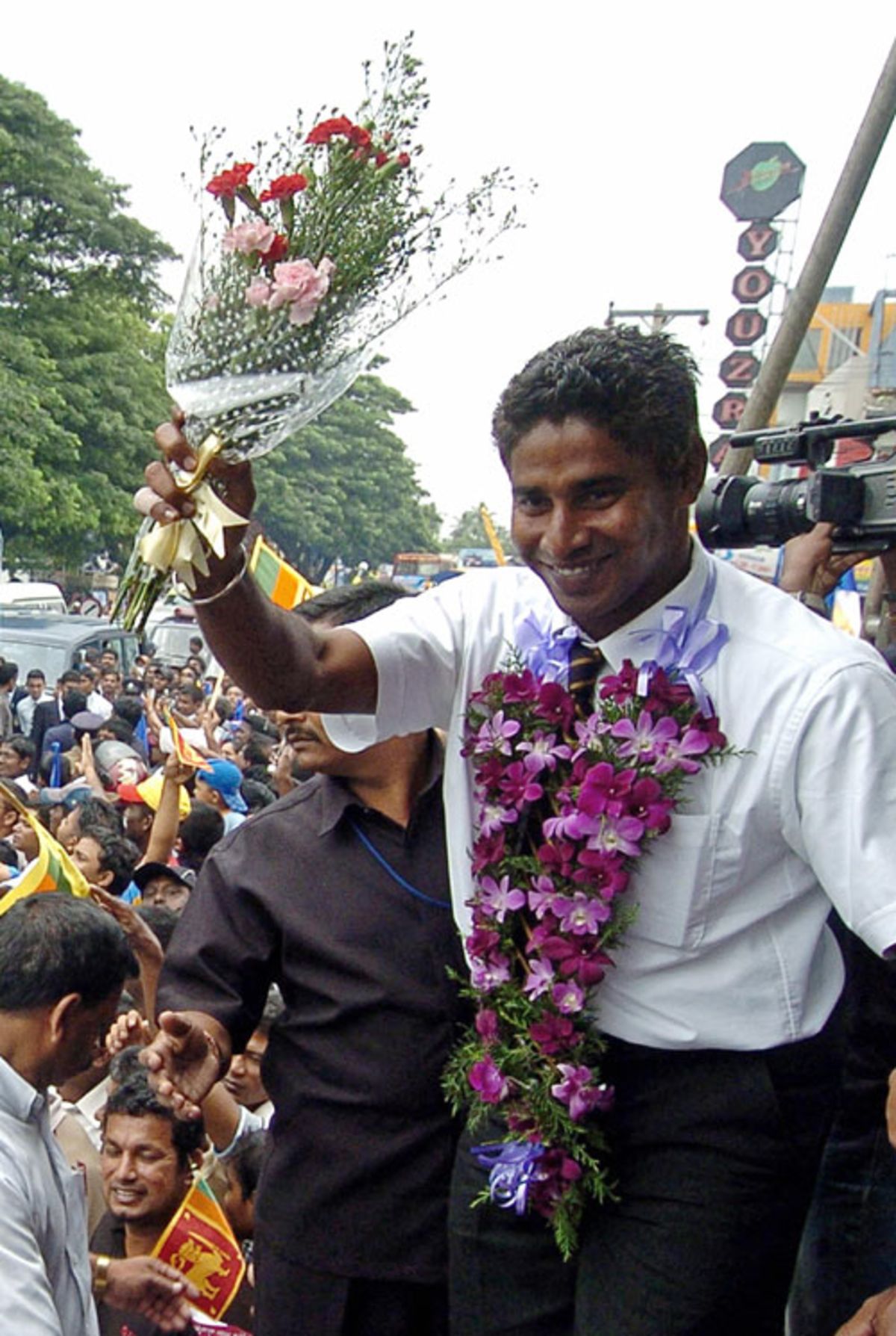 Chaminda Vaas waves to crowds who gathered to welcome Sri Lanka home ...
