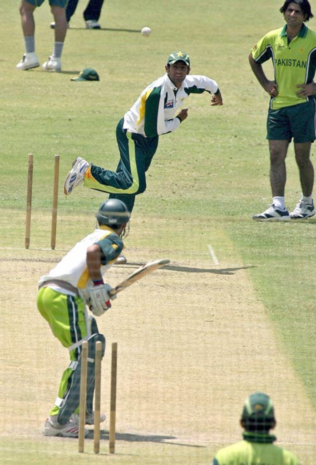 Shoaib Malik fine tunes his bowling at the nets | ESPNcricinfo.com