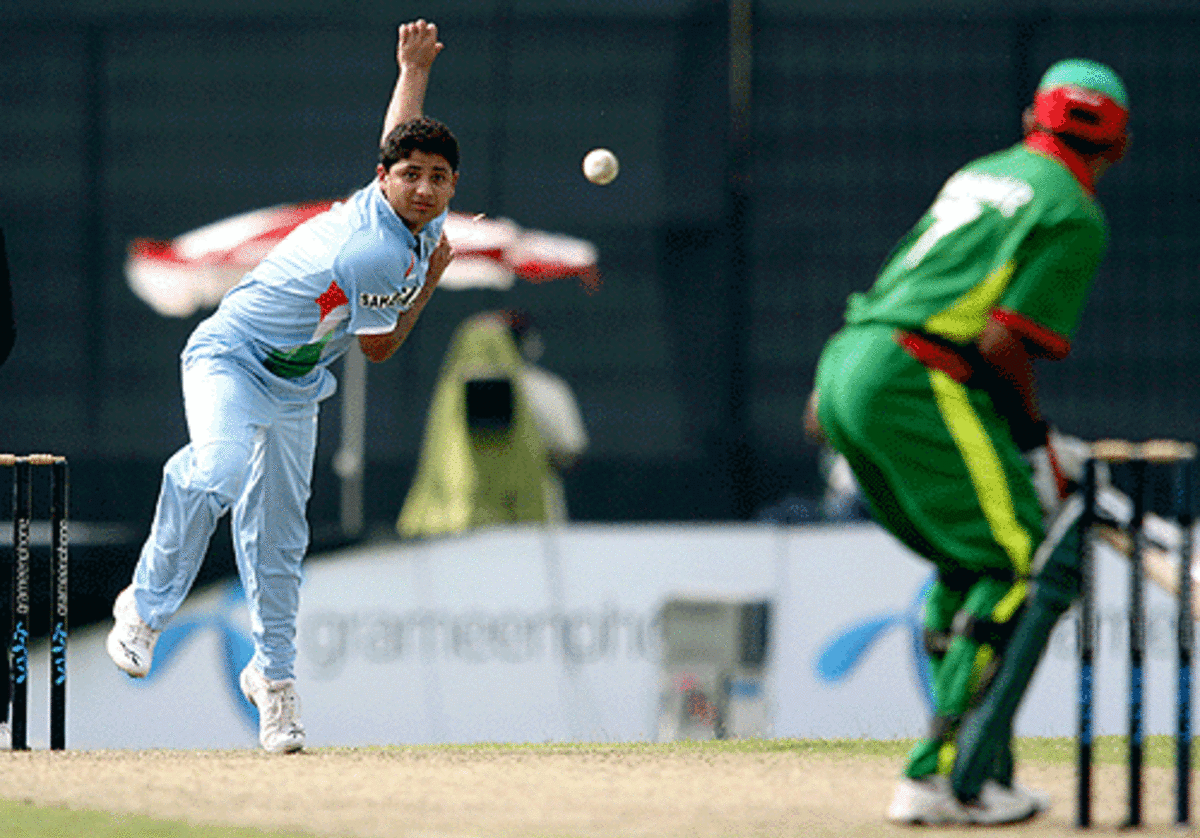 Abdul Razzaq about to deliver a ball as captain Shoaib Malik watches ...