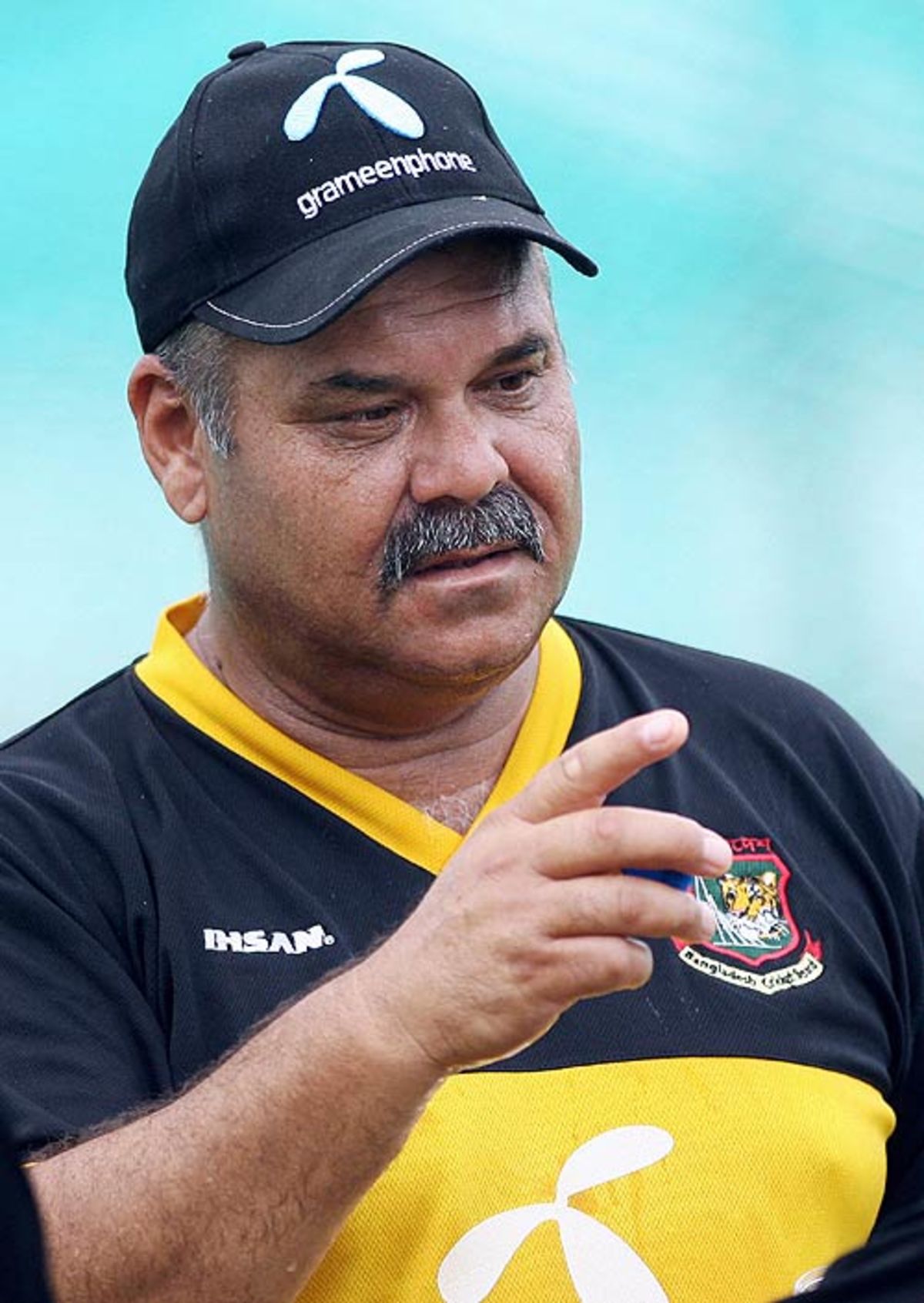 Dav Whatmore oversees Bangladesh's net session | ESPNcricinfo.com