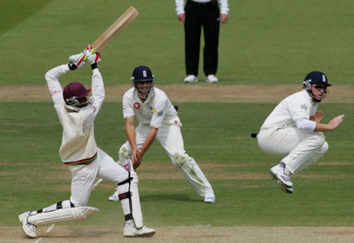 Daren Powell forces Ian Bell to take evasive action | ESPNcricinfo.com